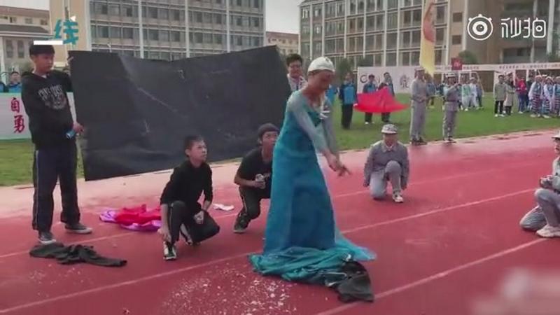 【现在的学生都这么优秀吗!中学生爆笑演绎动画公主】近日,一段中学...