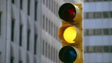 交通部:闯黄灯新规定来了!想钻空子?一不留神扣6分!
