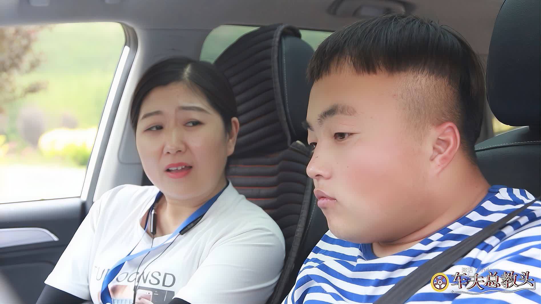 小伙驾校报考自动挡驾照,却要学手动挡流程,太有才了