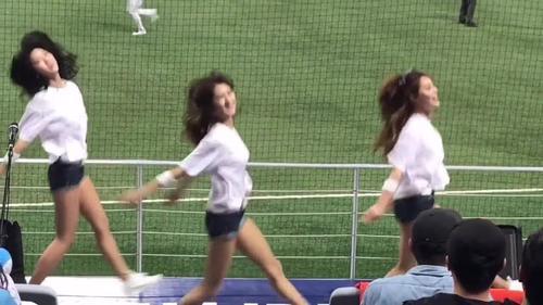 美女啦啦队跳舞超有范,舞姿动作充满了青春,台下观众都忘记看比赛了!