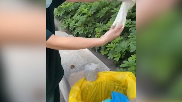 广州医生露天为群众做核酸检测,脱下橡胶手套倒汗水