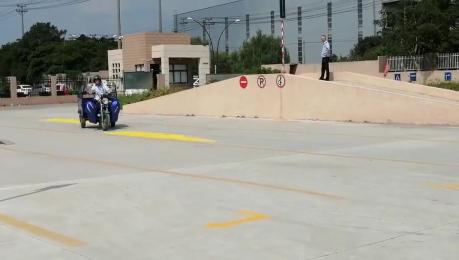 三轮摩托车 单边桥