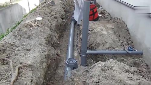 意大利建筑工地实拍,这种塑料排水管在中国可能不被看好吧