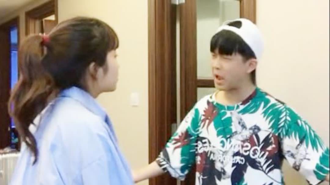 小夫妻俩吵架,旁边两个朋友看的一愣一愣的,笑死我了!