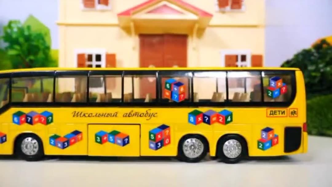 大卡车后面带了两个油罐