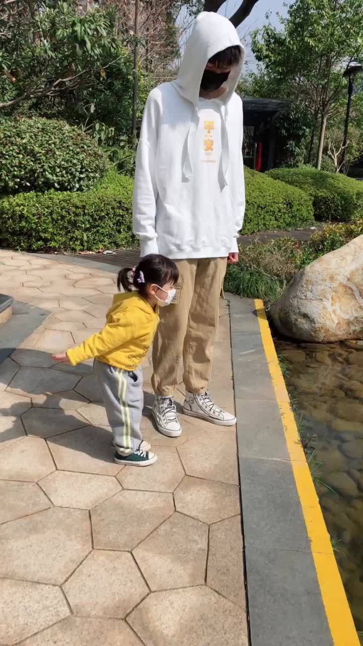 ...楼下小区晒晒紫外线哥哥逗妹妹玩妹妹的安全意识还蛮强兄妹记录生活