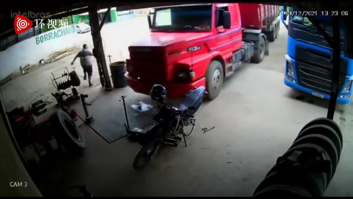 巴西一辆大卡车因机械故障突然换挡 撞进维修车间