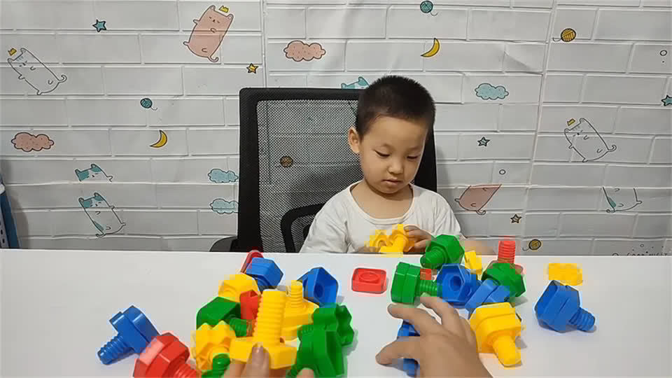 叮叮和妈妈把螺丝螺帽按颜色形状分类!