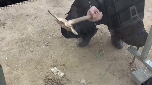 老板测试胶水的质量,用工具把玻璃砸碎再修补,破镜重圆再次展现!