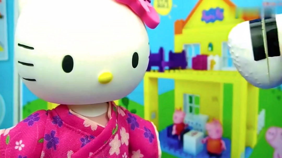 趣味动画: 凯蒂猫吃东西,把衣服弄湿了