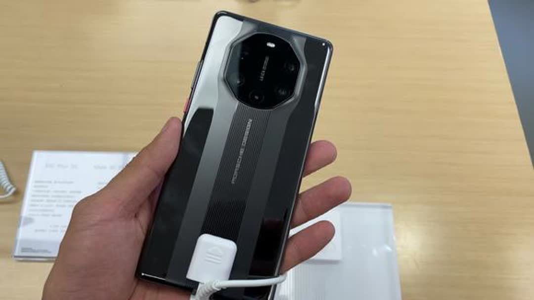 华为Mate40 RS保时捷设计真机上手实拍，相机模组太夸张