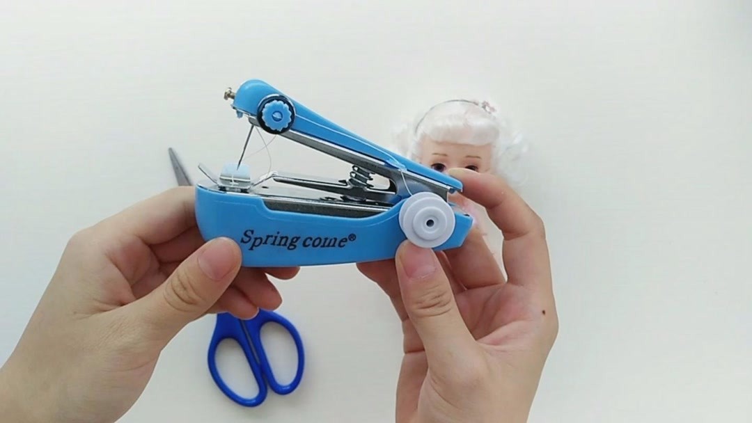 手工 缝衣服 用迷你缝纫机给芭比娃娃缝衣服,一款简单的小衣服。