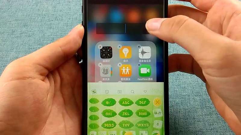 手机桌面上的文件夹名字放在那很碍眼?学会这一招,让其消失