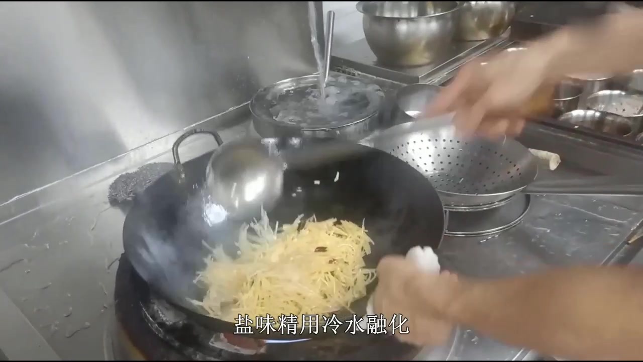 土豆丝这样做最好吃,大厨现场制作焯水土豆丝,一般人吃不到绝了