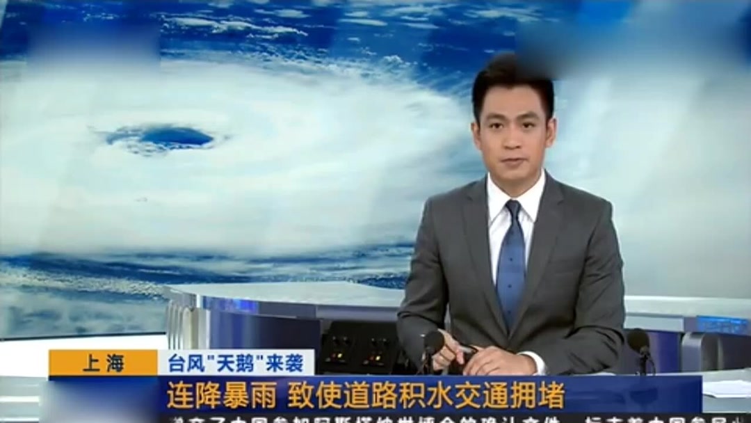 连降暴雨 致使道路积水交通拥堵
