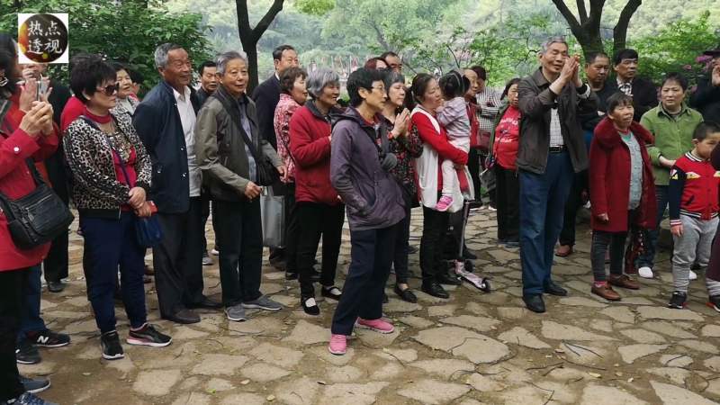听阿姨唱的《让我们荡起双桨》感受欢乐的童年岁月