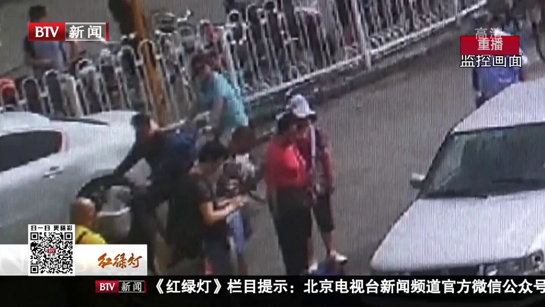 轿车转弯未保安全骑车逆行被撞受伤