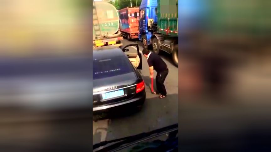 大哥用打气筒给汽车打气,真是太有才了