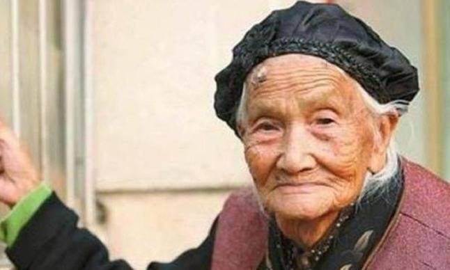 老人自称是皇室后裔,还说有证据能证明身份,经鉴定后崩溃