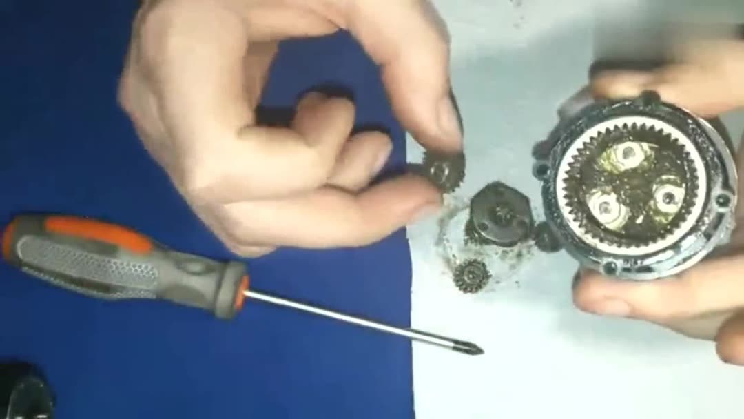 小电机坏了,看修理工怎么拆开修理,多学学没坏处