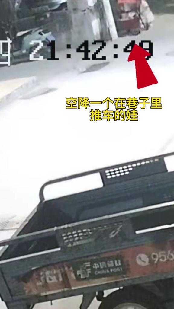 夜晚,三亚一名15岁学生"捡"到1岁走失小男孩,交给警察蜀黍#暖心(来源:...