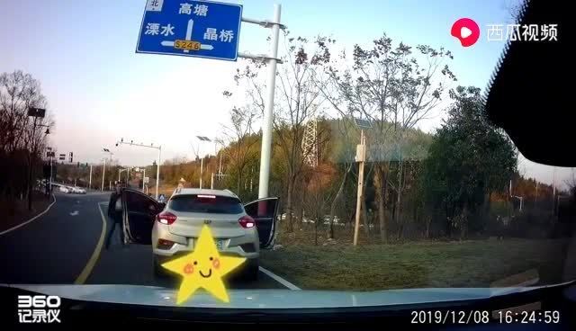行车记录仪拍下的一幕,各位司机要谨慎驾驶啊