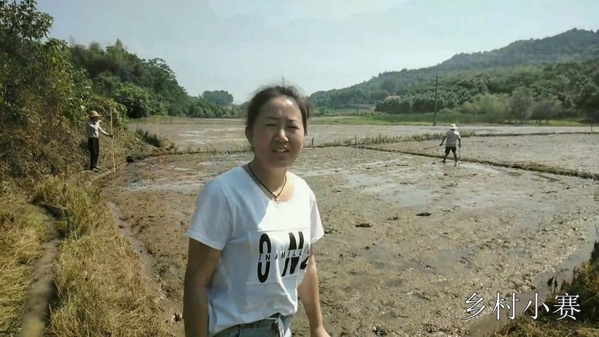 农村大叔用独特的方式种水稻,省时又省力,你们觉得怎么样!