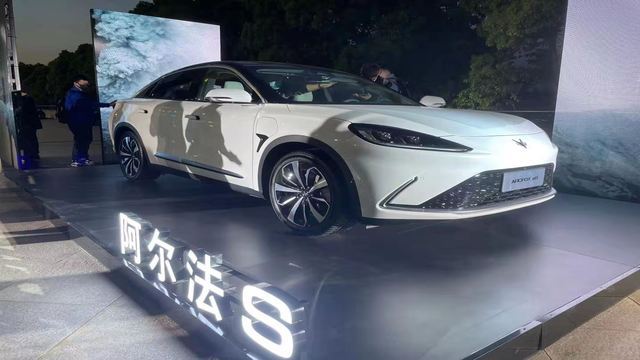 续航最高708km,售价25.19万-34.49万,实拍极狐阿尔法S