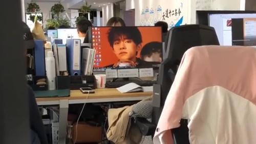 公司财务的电脑桌面又换了,不知道谁又惹她了,感觉有点心酸