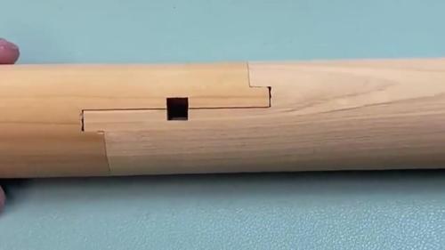 用一根木棍连接两块木头,用几十年还不会出问题