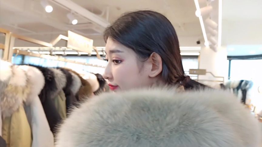 女装实体店从零开始做自媒体短视频!超大毛领90绒羽绒服在线种草