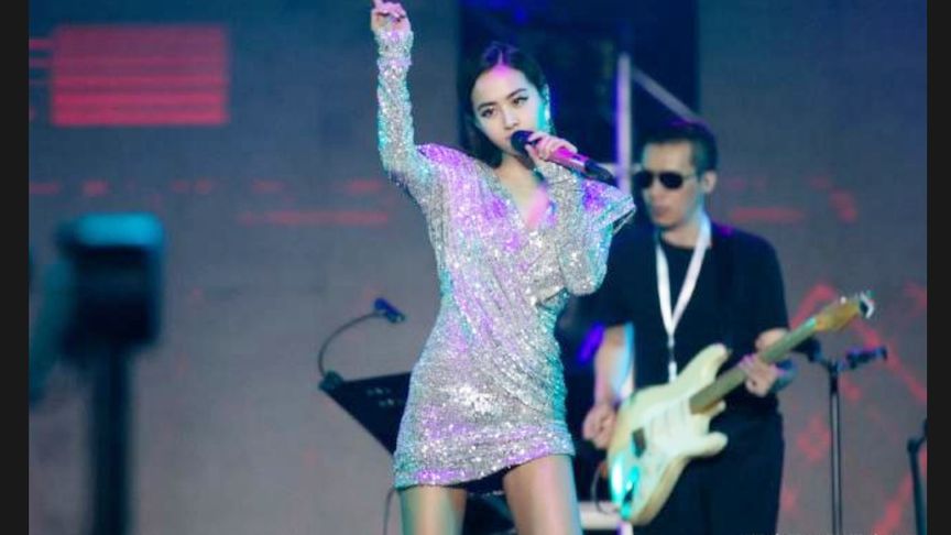 太过分!蔡依林表演期间被激光笔照射,坚持闭眼完成全场演出!