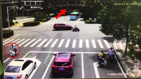 警示:电动车随意闯红灯、逆行左转弯,这是教训