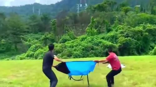 原来降落伞降落是这样接住的,涨知识了