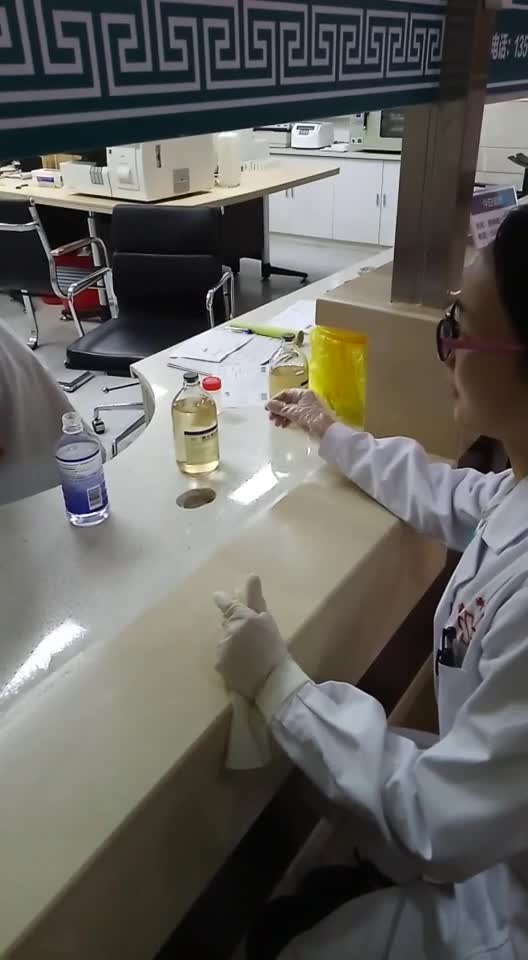 检验科的这两位是在做什么实验?