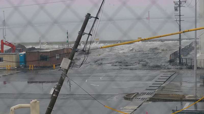 海啸灾害有多恐怖?日本海啸爆发淹没全城,要不是有视频你敢信?