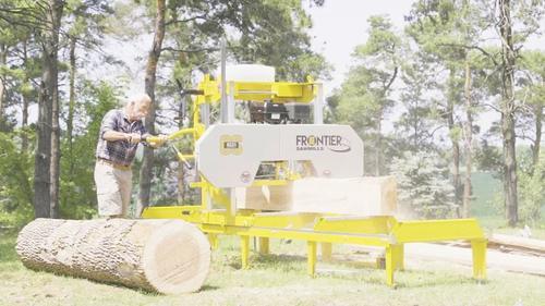 美国发明的木材切割机,一分钟圆木变木板,看完才知道有多先进