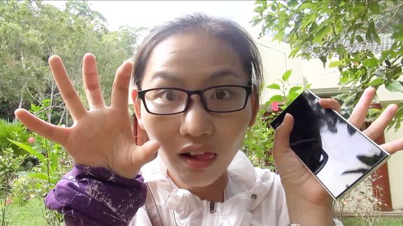 妹子动物园内模仿眼镜猴,这表情实在太搞笑了!