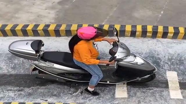 实拍摩托车驾驶证考试,女司机是不是太紧张了?摩托车是这样考的