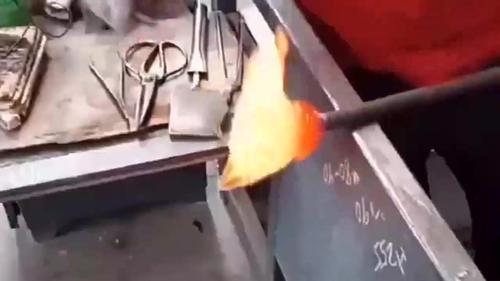 玻璃瓶原来不是吹出来的,实拍玻璃瓶制作过程,看完长见识了!