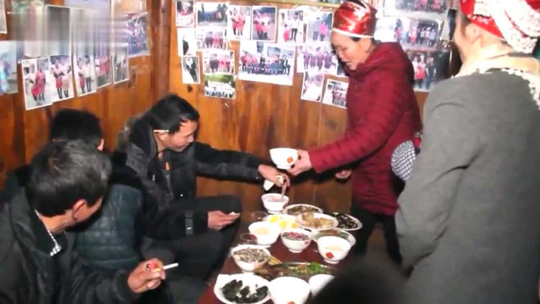 少数民族姑娘出嫁,婚礼很简朴,喝酒都是大碗上的!