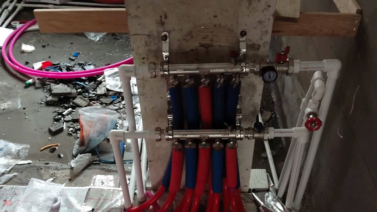 新房装修地暖分水器放在哪儿业主都不满意,水电工...