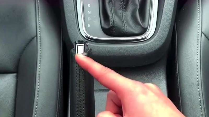 千万不要这样拉手刹,否则故障灯会亮,这一点一定要记住