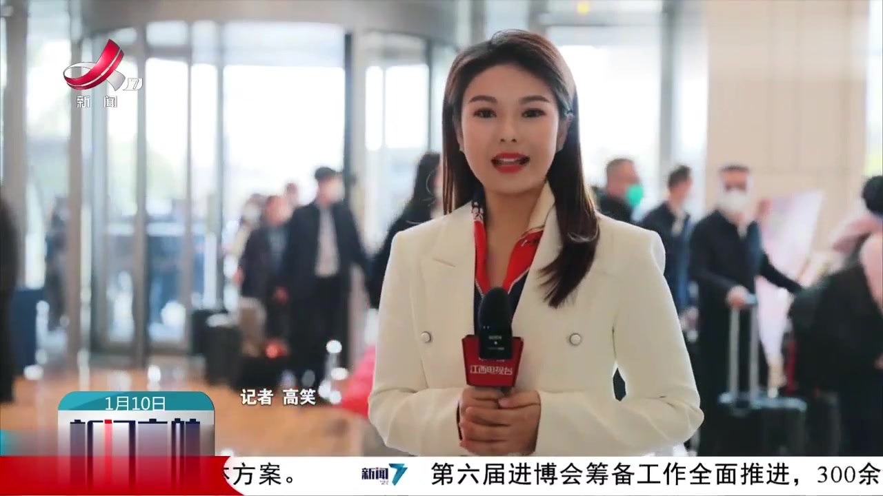 出席省十四届人大一次会议的代表向大会报到