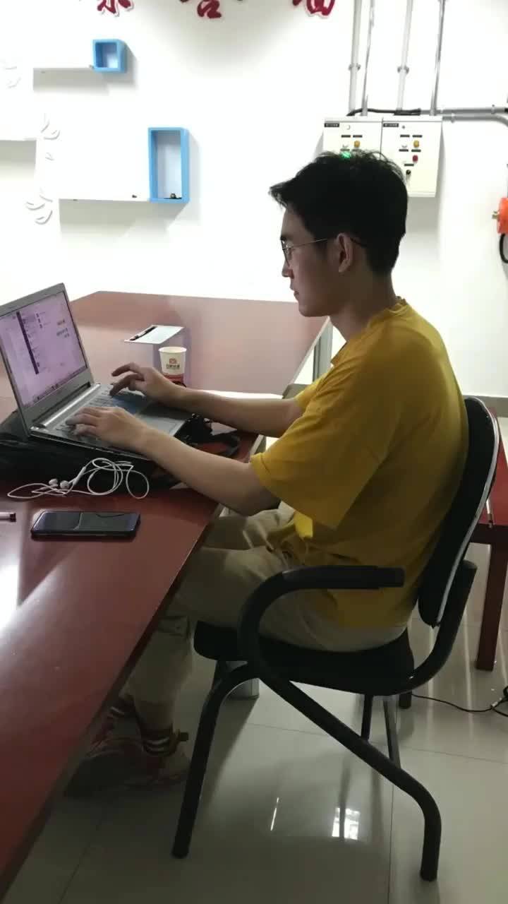 硕士生地铁站完成线上毕业答辩:家中突然停电,离地铁站近