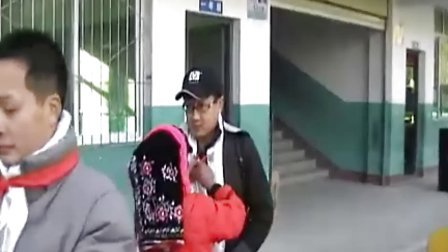 【拍客】山寨小学电脑教室授牌仪式