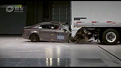 碰撞试验:轿车追尾货车的瞬间,以后开车要远离大货