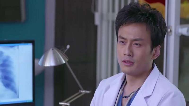 男医生递交辞职报告,谁料美女得知后说的一句话,男医生顿时笑了