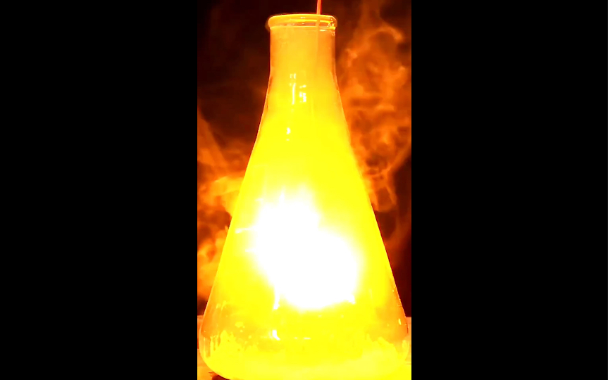 金属钠与氯气反应,场面一度非常壮观,最后生成了什么?