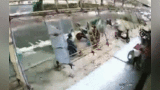 【福建】整排脚手架轰然倒塌砸向街道 监控拍下惊险瞬间